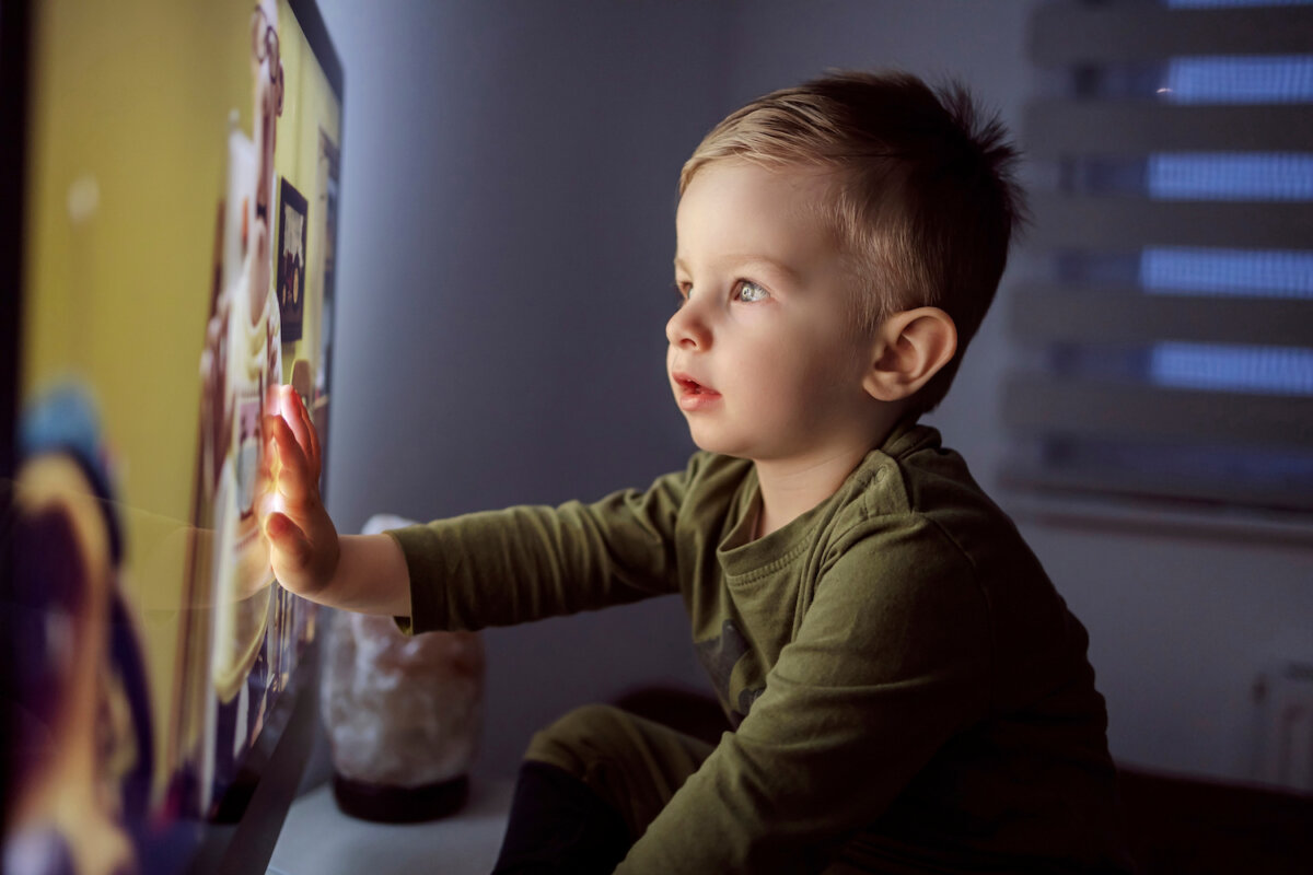 Myth Or Fact Can Sitting Too Close To The TV Hurt Your Eyes Will myth-or-fact-can-sitting-too-close-to-the-tv-hurt-your-eyes-will